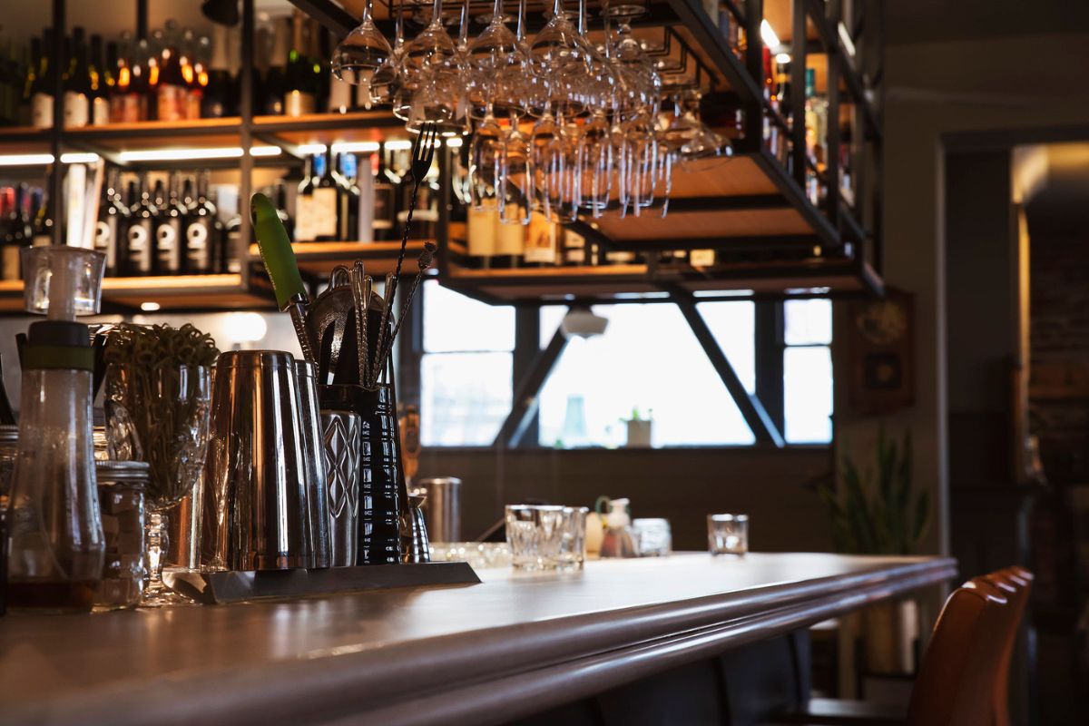 Toast Worthy Cocktail Bars in Victoria BC | Kenmore Air