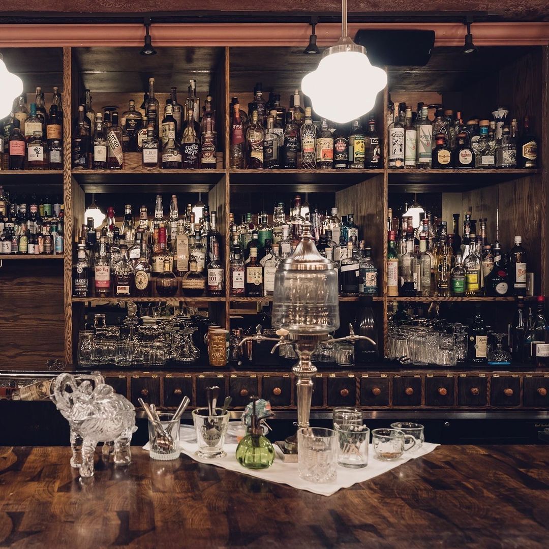 Toast Worthy Cocktail Bars in Victoria BC | Kenmore Air